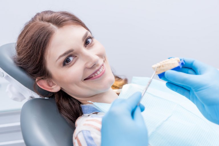 Dental Flipper: Pros and Cons of This Type of False Tooth