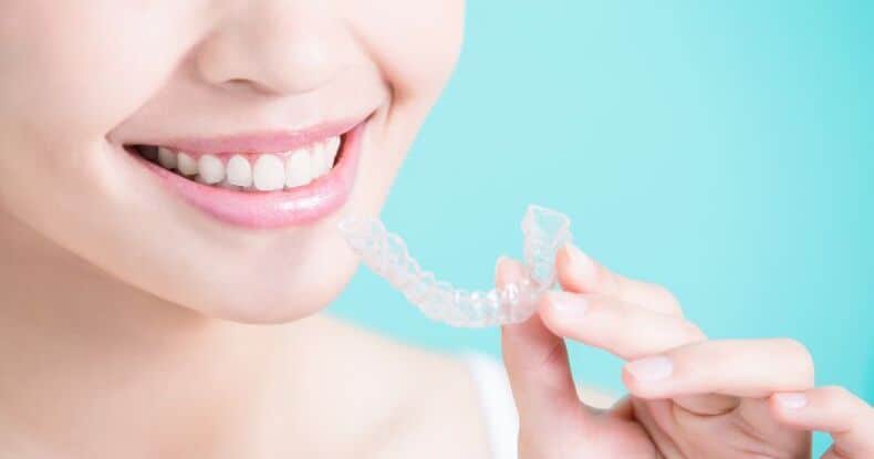 Can You Whiten Your Teeth with Invisalign? Best Gels and Kits - Dentaly.org