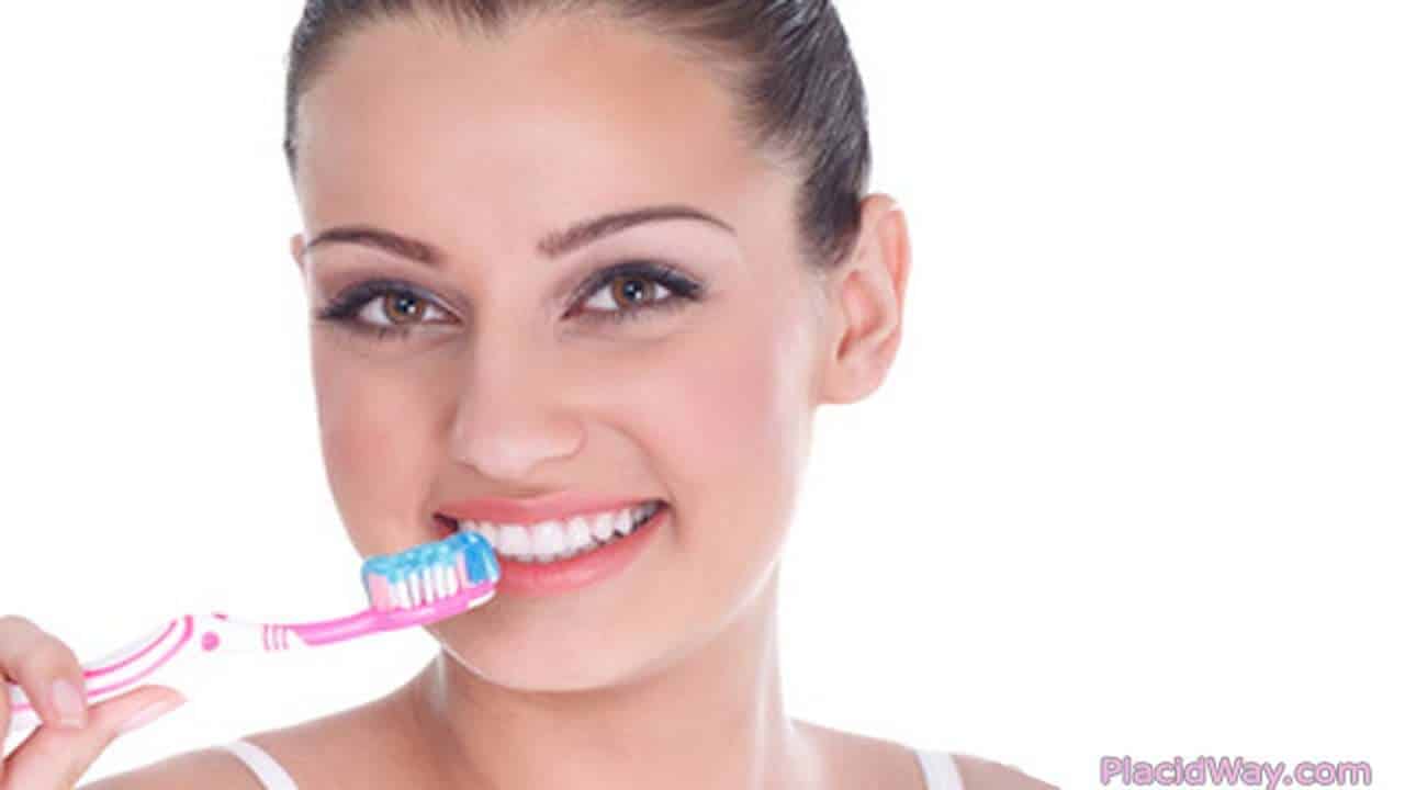 Détartrage des dents : technique et fréquence à adopter